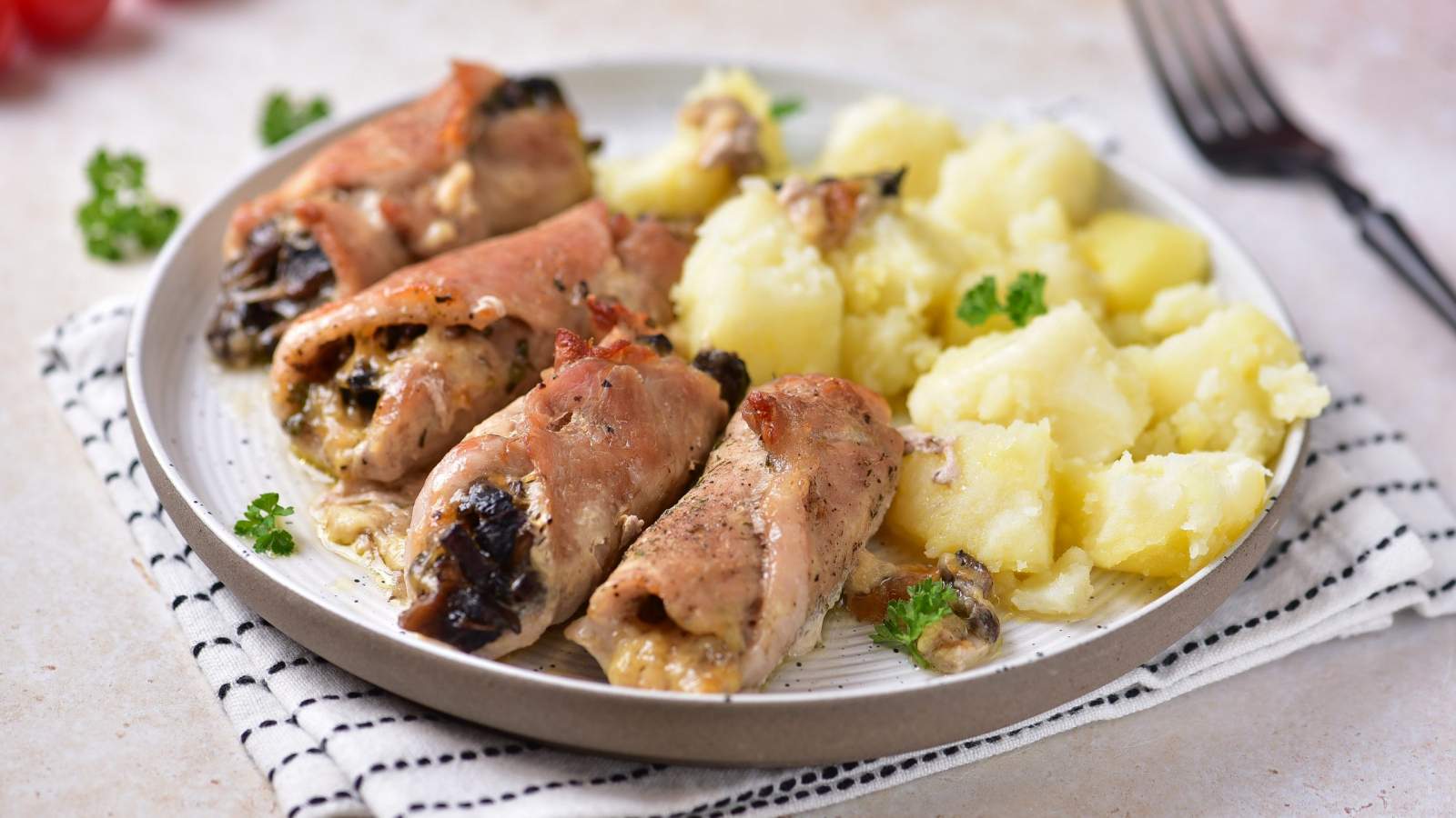 Roladki schabowe z pieczarkami i serem z piekarnika - przepis Roladki schabowe z pieczarkami i serem z piekarnika - przepis